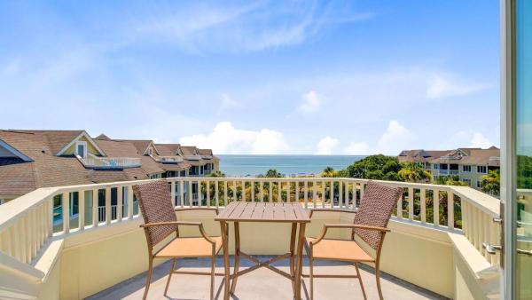 Oceanview Condo Pool Balcony Beach Access 304 D Port O Call By Avantstay - Isle of Palms, SC