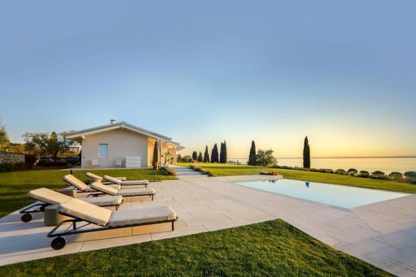 Villa With Infinity Pool Overlooking Lake Garda - Garda