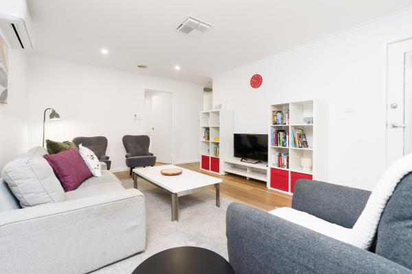 Family-friendly Home With Yard Near Gungahlin - Hosted By Canstay - Canberra