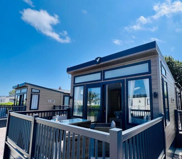 Etna Laurels At The Peaceful Cherry Lea Holiday Park And Fishing Lake - Skegness