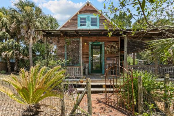 Wabi Sabi - Amazing "Old Florida" Cozy Cottage Gem - Cedar Key, FL