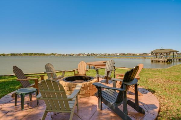 Modern Lake Conroe House With Lakefront Park And Deck! - Conroe, TX