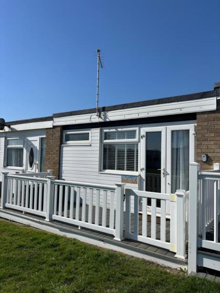 288, Two Bed Chalet On Belle Aire Holiday Park - With Private Veranda, Sleeps 5, Pet Friendly, Free Wi-fi, Bed Linen And Towels Included And Onsite Entertainment Available - Hemsby