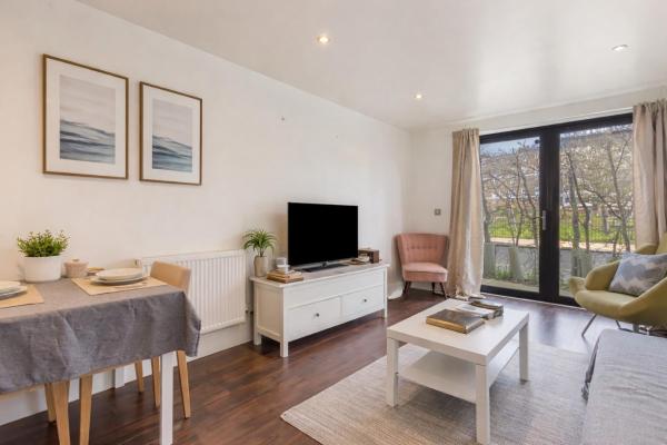 Stylish 1-bed Near Canary Wharf With Patio - East Ham - London