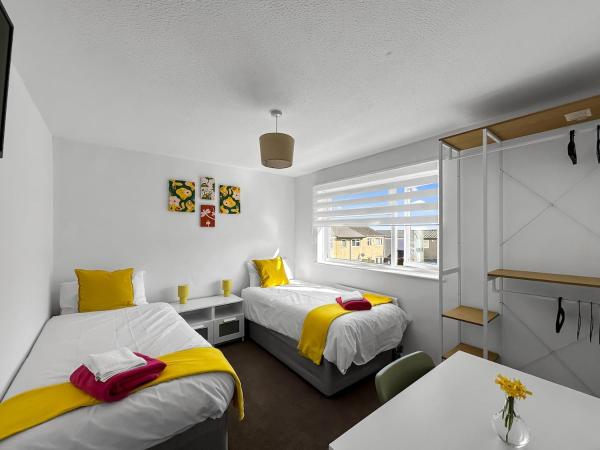 Contractor House - Sleeps 9 - Free Parking - 7 Beds - Leeds