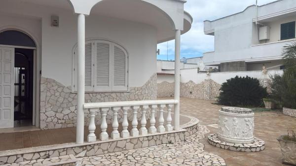 Villa Bianca Reale Con Immenso Giardino - Puglia