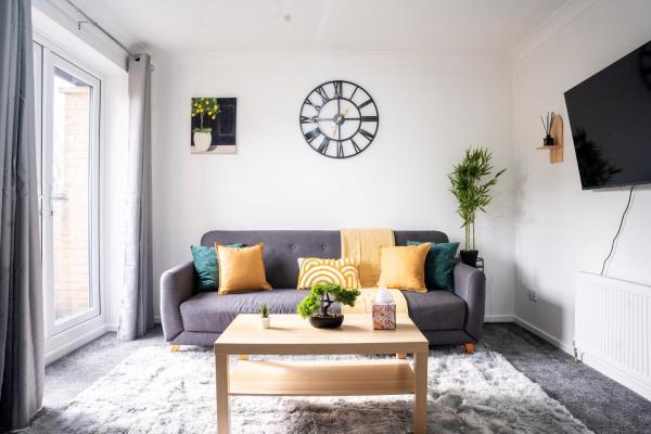 Modern Luxurious Apartment With Balcony - Milton Keynes