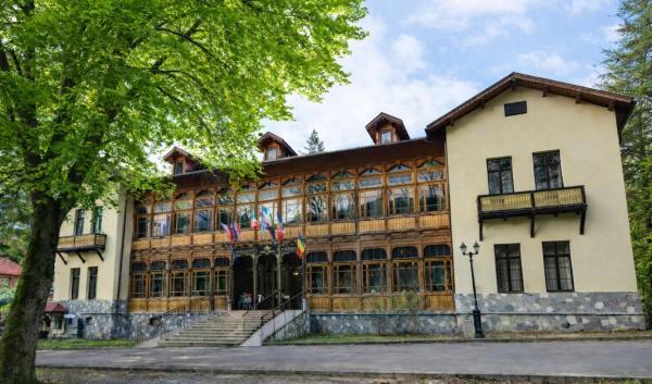 Hotel Regal 1880 - Boutique Hotel In Parcul Central Sinaia - Comarnic
