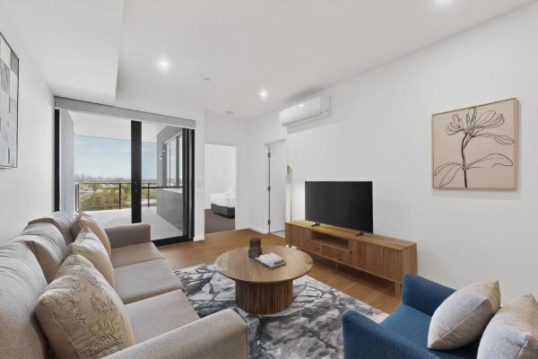 Bright Newly 2 Bed Apartment With Balcony Views - Perth