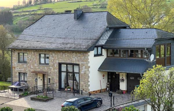Holiday Home Schönberg With Table Tennis 194 - Saint-Vith