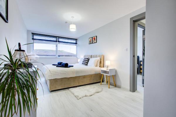 Modern 2 Bed In High Wycombe By Arp Homes, Ideal For Families Or Business, Free Parking - High Wycombe