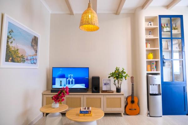 2br City Center Stay - Santorini Style, Near Mrt, Sudirman Area - Jakarta