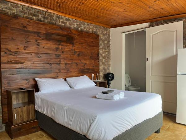 Blue Moon Cozy Poolside Bachelor Flat - Western Cape