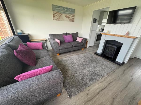 319, Two Bed Newly Refurbished Chalet On Sund0wner Holiday Park - Sleeps 5, Pet Friendly - Includes Electricity, Bed Linen And Towels - Entertainment Options Close By - Hemsby
