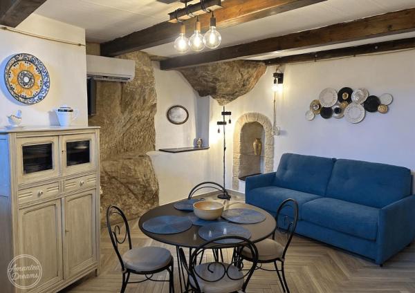 Remarkable Medieval Clifftop Apartment With Panoramic Sea Views To Stromboli Beautifully Restored And Fully Equipped - Lago