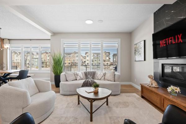 Luxurious Home Near Canal Central Ac And Pool Table - Airdrie