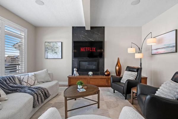 Luxurious Home Near Canal Central Ac And Pool Table - Airdrie