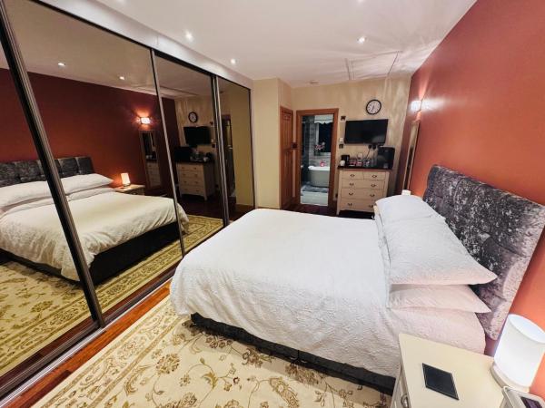 A Deluxe Double Room With Ensuite Shower Bath Room Or A Cosy Double Room And Private Shower Room Just A 2 Minute Walk To Train Station - Beckenham