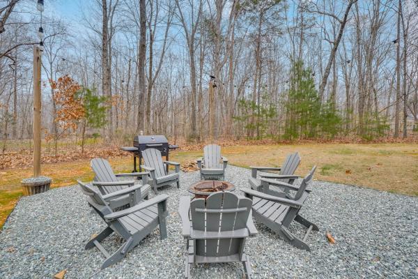 Family-ready Efland Home W/ Hot Tub + Deck - Hillsborough, NC