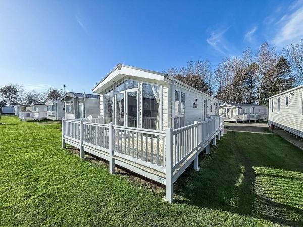 Beautiful 6 Berth Caravan With Decking At Broadland Sands Ref 20009sv - Great Yarmouth