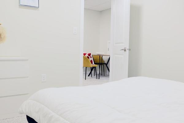 Bright Modern Suite In Winnipeg, Private Entrance And Self Check In - Winnipeg
