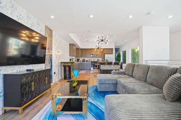 Sleeps 24 - Spacious And Tranquil Family Escape - Private Patio - Free Parking - Los Angeles, CA