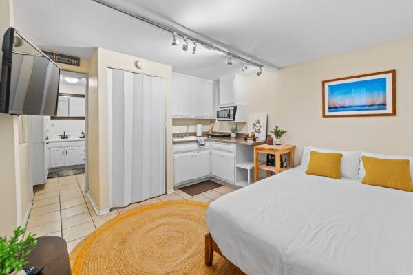 Netflix, Stocked Kitchenette, Beach Gear - Ventura, CA