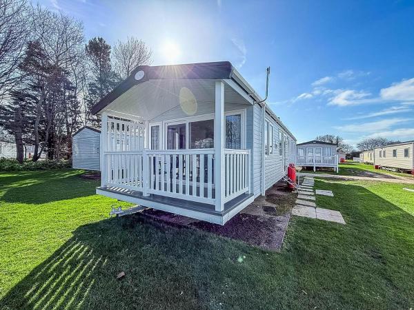 Lovely Caravan With Decking At Broadland Sands In Suffolk Ref 20178bs - Gorleston-on-Sea