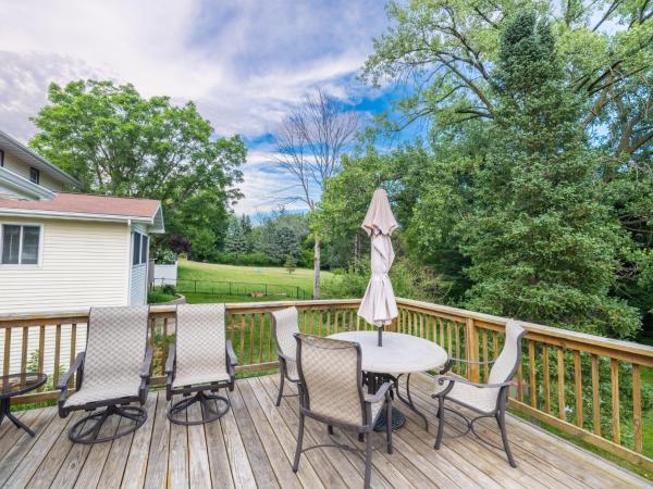 Luxury 4 Bedroom Home With Heated Garage And Deck Near Peoria Airport - Peoria, IL