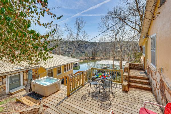 Boat & Fish! 1950s Rockaway Beach Cabin W/ Hot Tub - Missouri