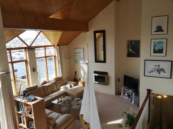 Bright Shannon Side Harbour House - Longford