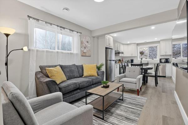 3 Bd Suite Walk To Downtown Bonus Room For Work Or Kids - Kitchener