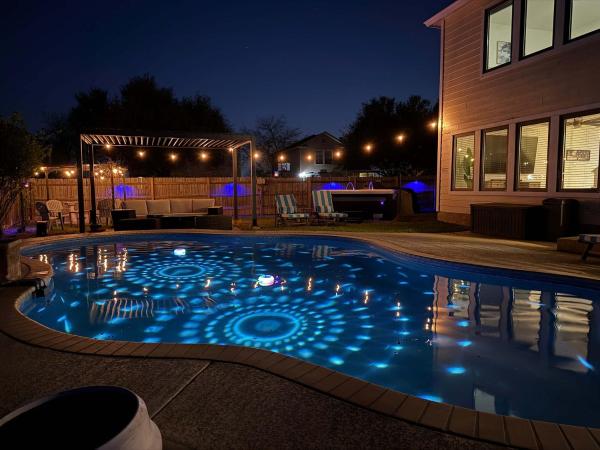 Georgian 5br Retreat Heat Chilled Pool + Hot Tub - Georgetown, TX