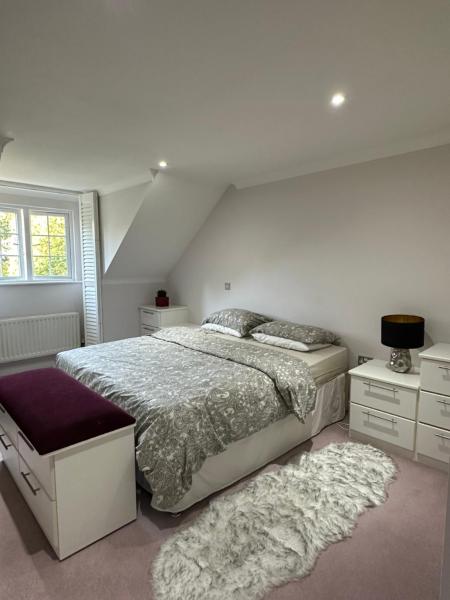 Bedroom Suite In Sunningdale, Uk - Maidenhead