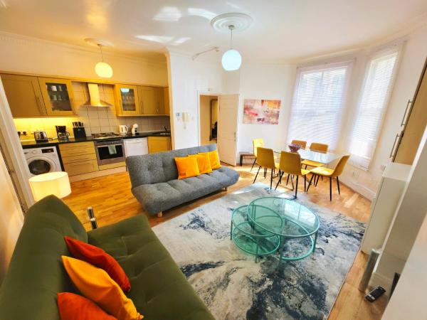 Spacious & Cosy 2 Bedroom Home Plus 2 Sofa-beds With Private Entrance And Back Patio, 3 Min Walk To Earl's Court Station - Earl's Court