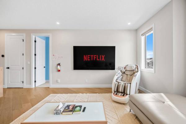 Large Detatched Luxury House With Massage, Poker Table And More - Calgary