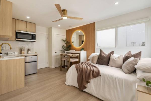 Modern Coastal Studio With Balcony And Parking - Manhattan Beach, CA