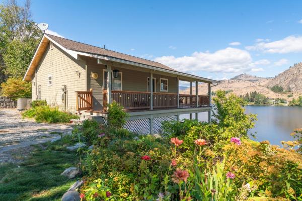 Wapato Lake Waterfront Retreat - Manson, WA