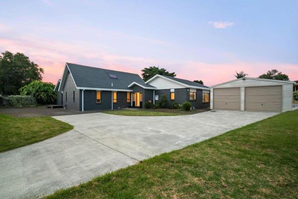 6 Bedrooms Spacious Coastal Retreat - Waiuku