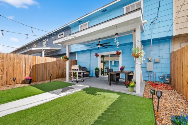 1/2 Mi To Sylvan Beach Park! Chic Townhome W/ Yard - Baytown, TX