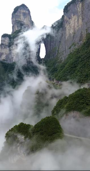 Zhangjiajie Riverside Grand Hotel-river View Nearby - River View Nearby - English-speaking Service -Free Breakfast - 5-min Drive To Tianmen Peaks Cable Car - Zhangjiajie