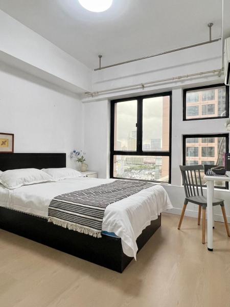 Cozy Single Room Opposite Shanghai Railway Station, Near People's Square, The Louis Vuitton Giant Ship At Taikoo Hui On West Nanjing Road - Shanghai