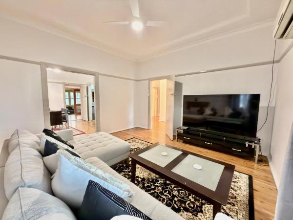 72 Cobra Street House - Dubbo