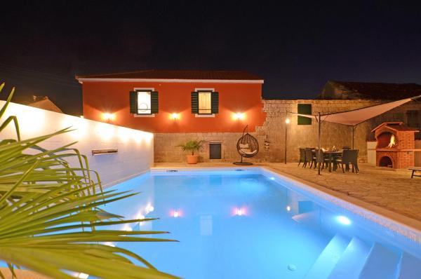 Islander House With Pool - Trogir