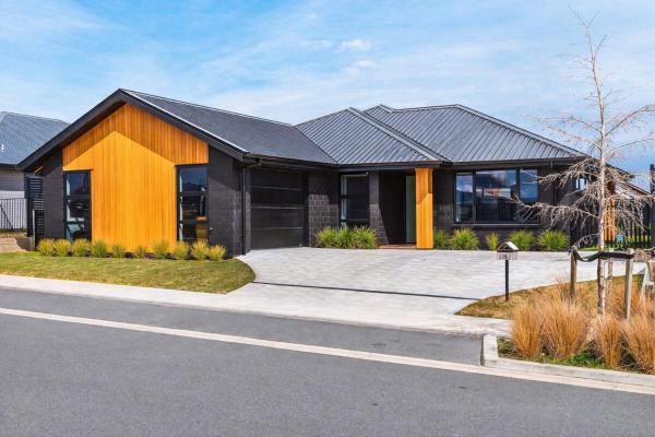Premium Lake Taupo Home - Walk To Lake & Café - Taupō