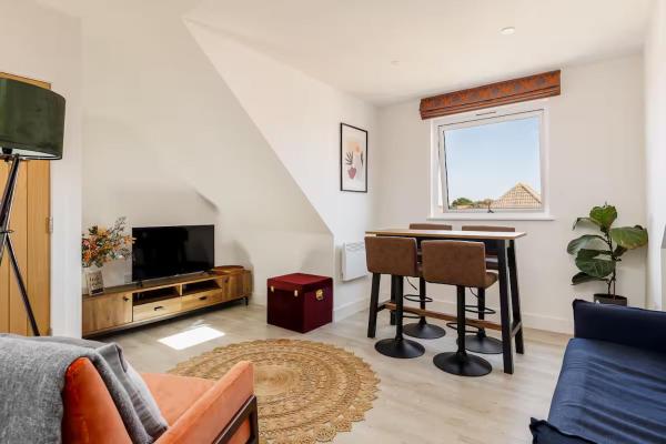 Coastal Chic Retreat - Steps From The Beach - Sleeps 4 - Bournemouth