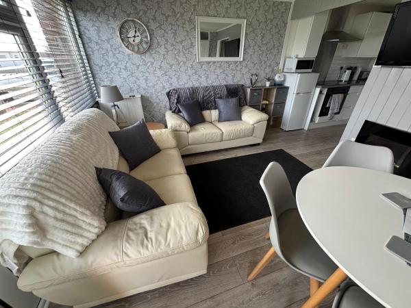 58, Two Bed Chalet On Sund0wner Holiday Park - Sleeps 4, Pet Friendly - Free Wifi Plus Electricity All Included - Entertainment Options Close By - Hemsby