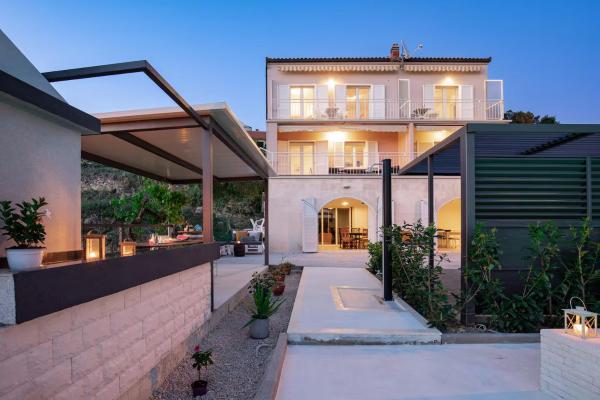 Holiday Home With Several Apartments, A Pool, Sea Views And A Barbecue Near Split - Brač