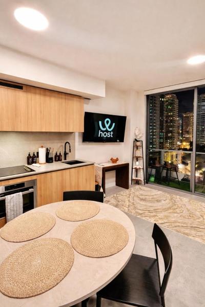 Central Miami Worldcenter Luxury Condo - Pinecrest