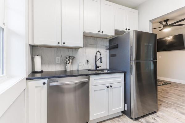 Pet-friendly 2br Near Edgewater With Parking - Parma, OH